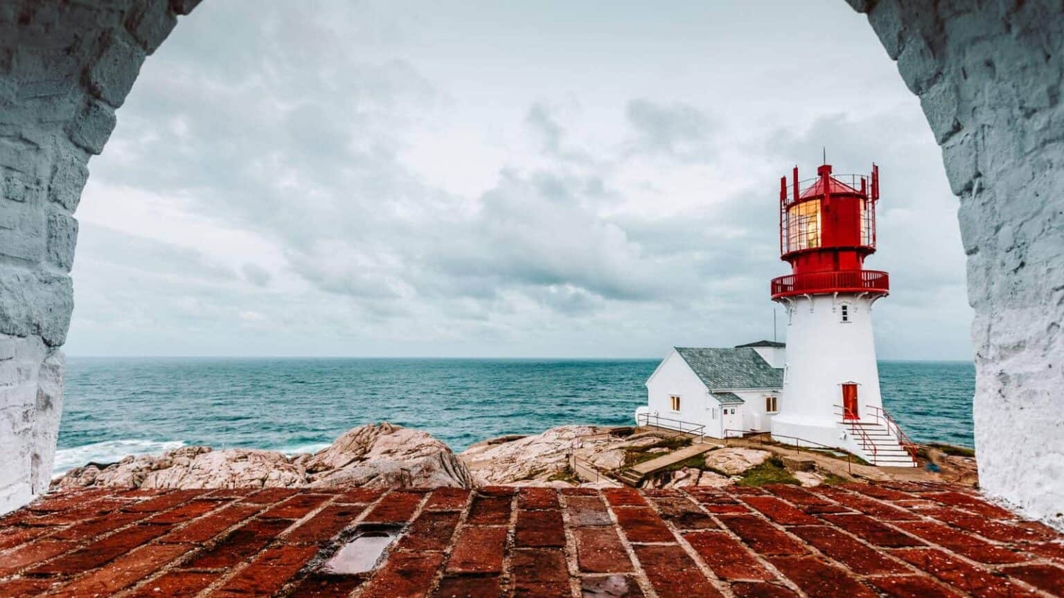 12 Incredible Lighthouses Offering Spectacular Ocean Views 2025