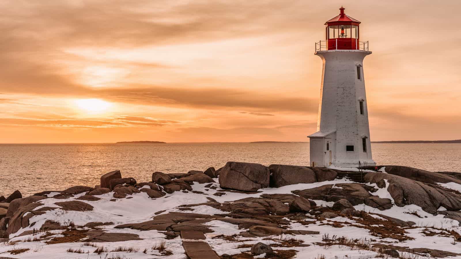 12 Incredible Lighthouses Offering Spectacular Ocean Views 2025