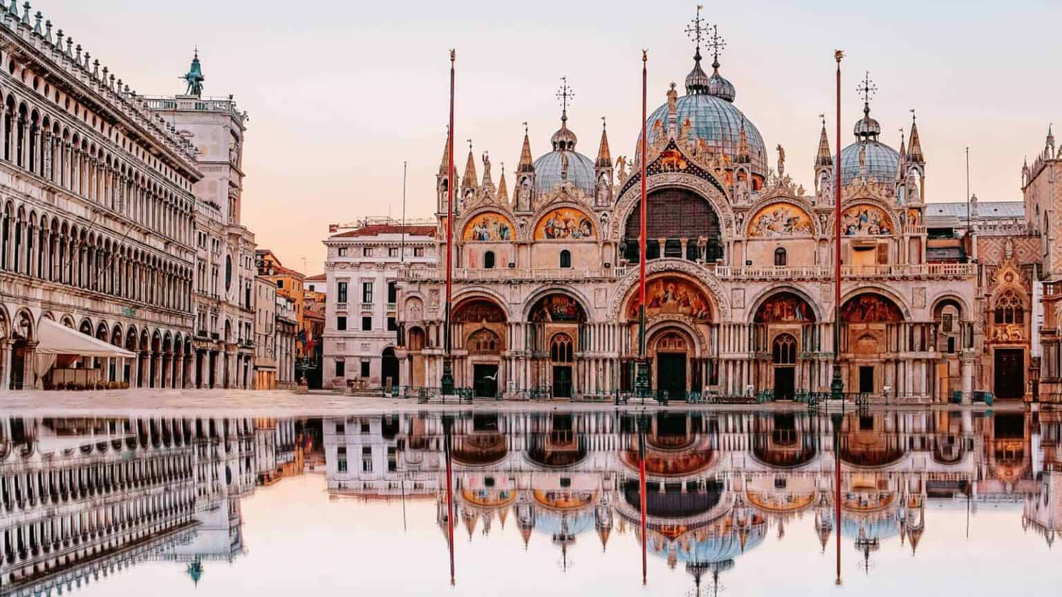 12 Iconic City Squares Around the World To Visit Once in Your Lifetime 2025