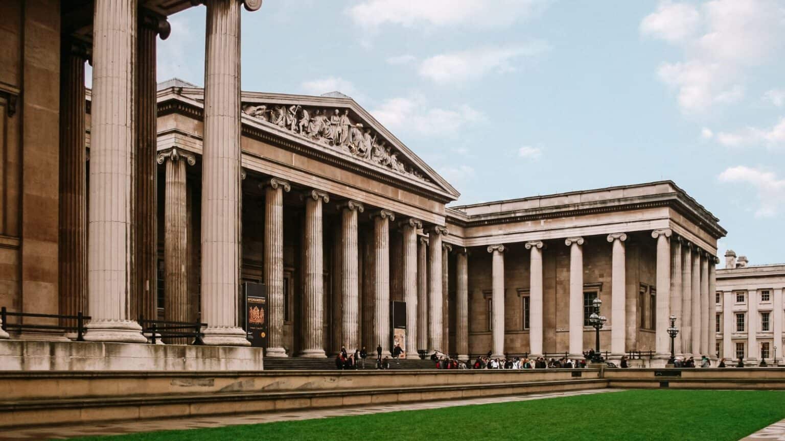 12 Must-Visit Museums Around The World For Art Lovers 2026