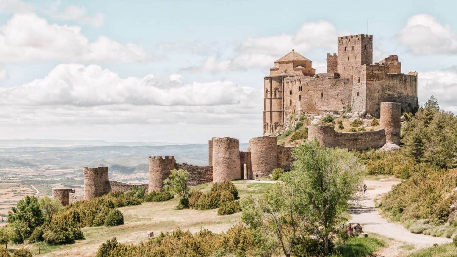 12 Beautiful Castles in Spain That Look Like They’re Straight Out of a ...