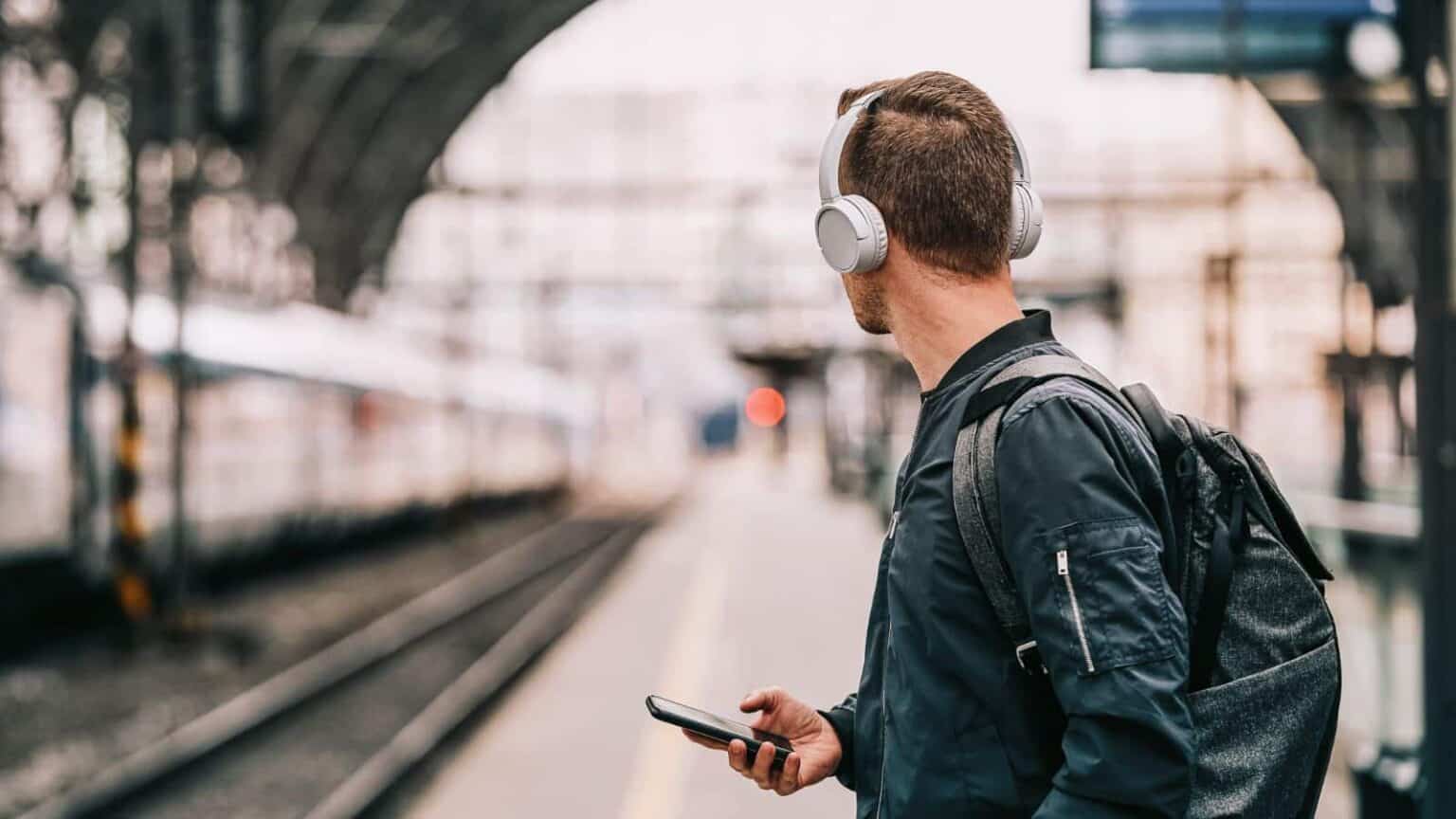 12 Things You Definitely Shouldn’t Do on a Train