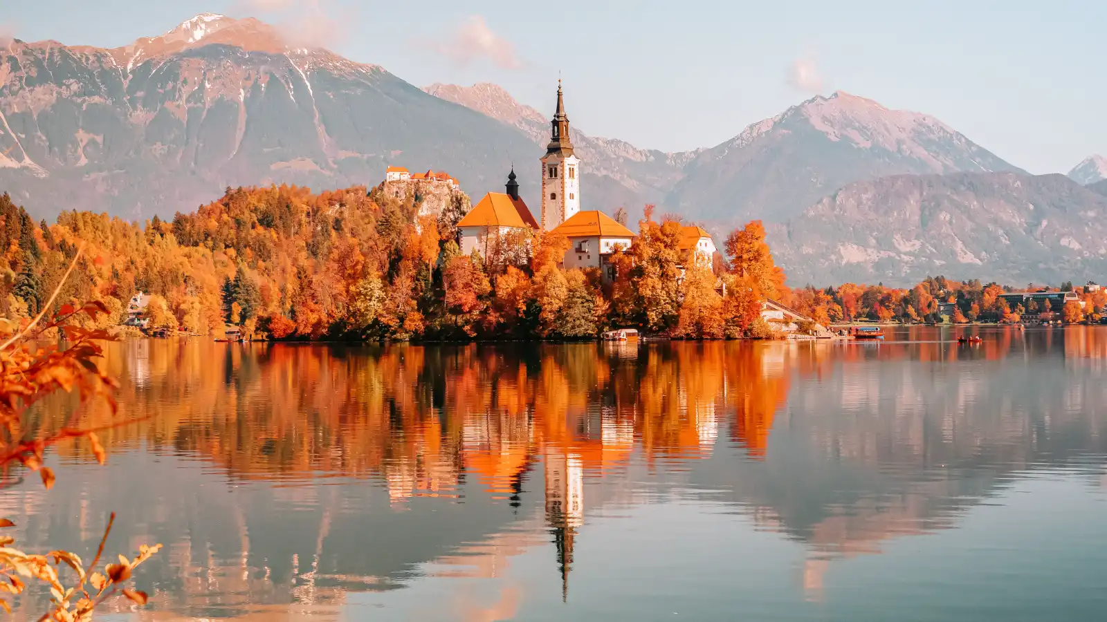 12 Charming Small Towns for Fall Foliage That Are Bursting With Autumn ...