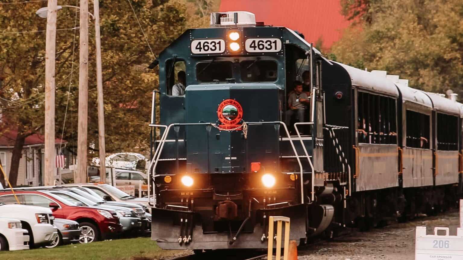 These 12 Fall Foliage Train Rides in the US Will Outshine Your Pumpkin ...