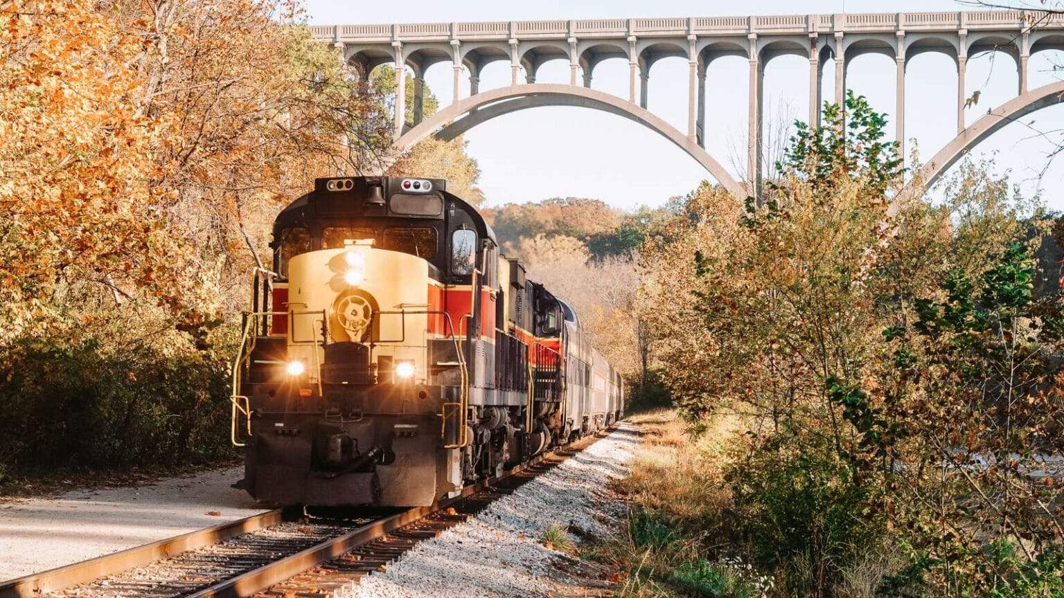 These 12 Fall Foliage Train Rides in the US Will Outshine Your Pumpkin ...