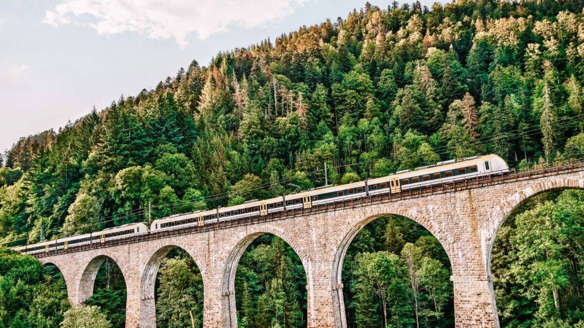 These 12 Train Rides for Fall Foliage Are Peak Autumn Vibes